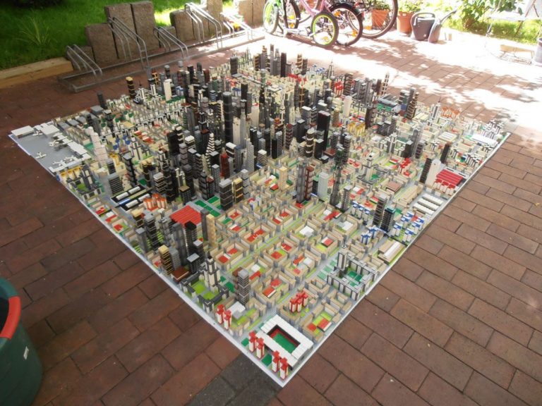Planning and building: imaginary cities made with Legos