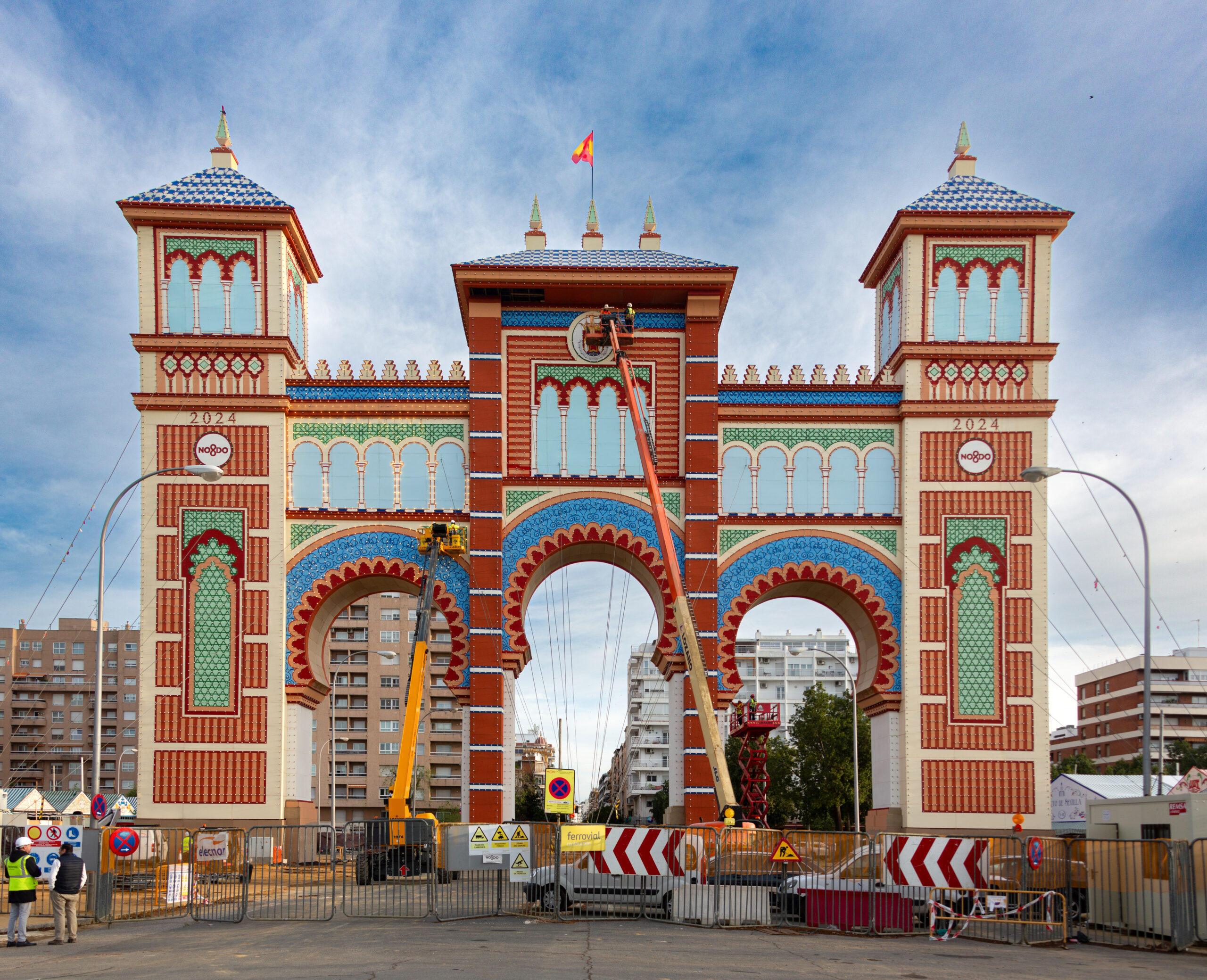 ¿Conoces toda la historia detrás de la portada de la Feria de Sevilla ...